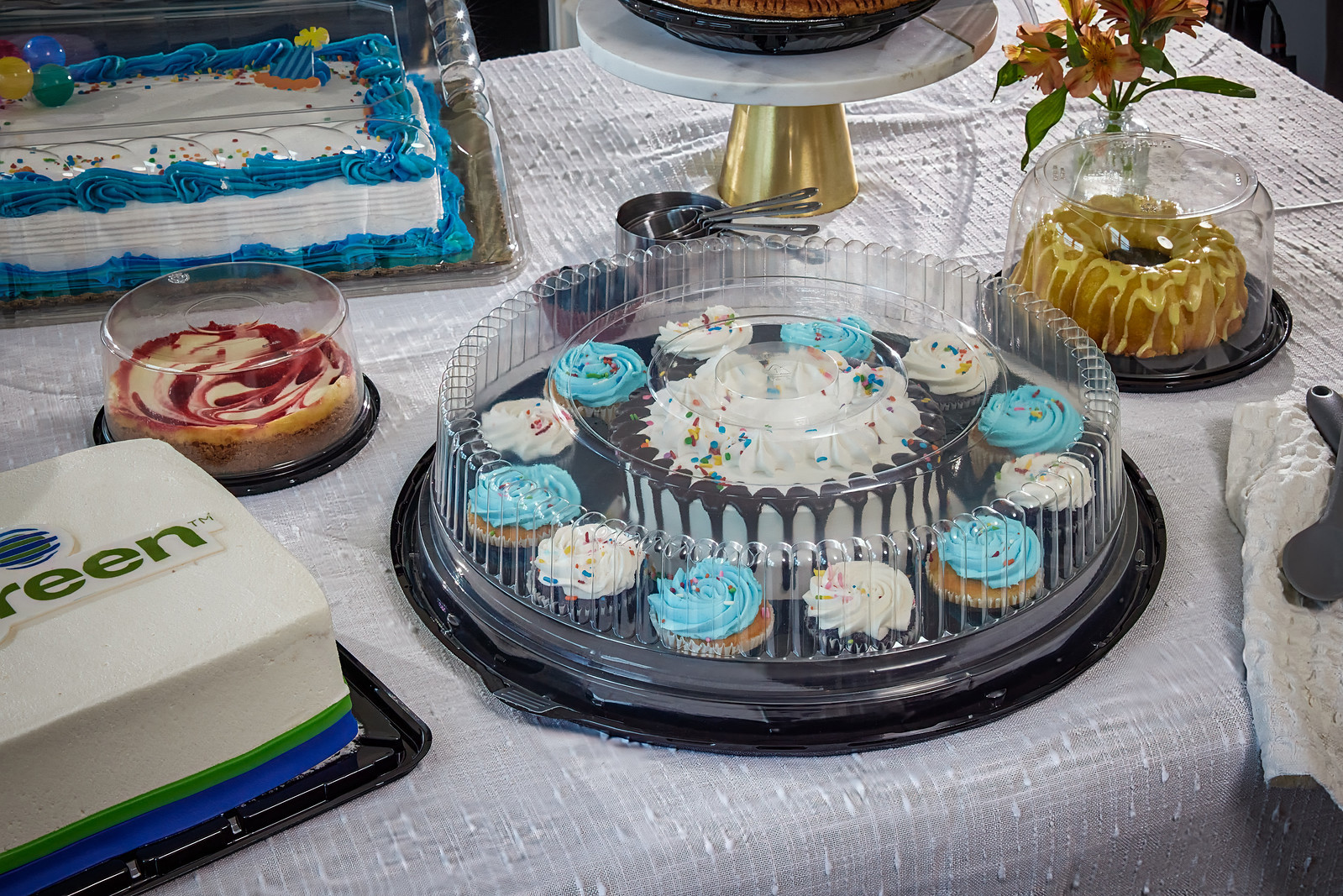 RFP - 8" Cake with 12ct Cupcake, Black Base / Clear Dome, 25 ct ...